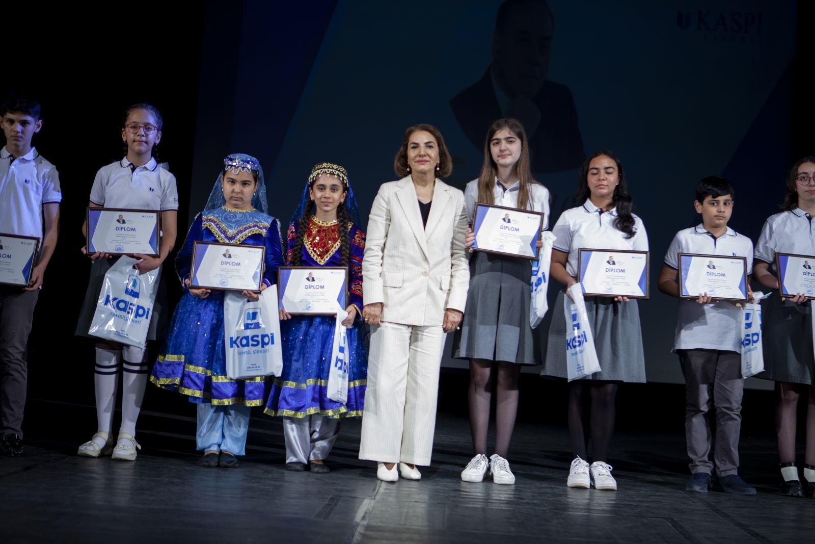 Kaspi Təhsil Şirkəti - Kaspi Liseyi "Məzun günü"nü Ulu Öndər Heydər ...